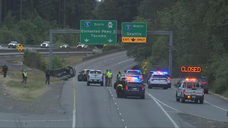 Two killed, two injured in Federal Way high-speed crash