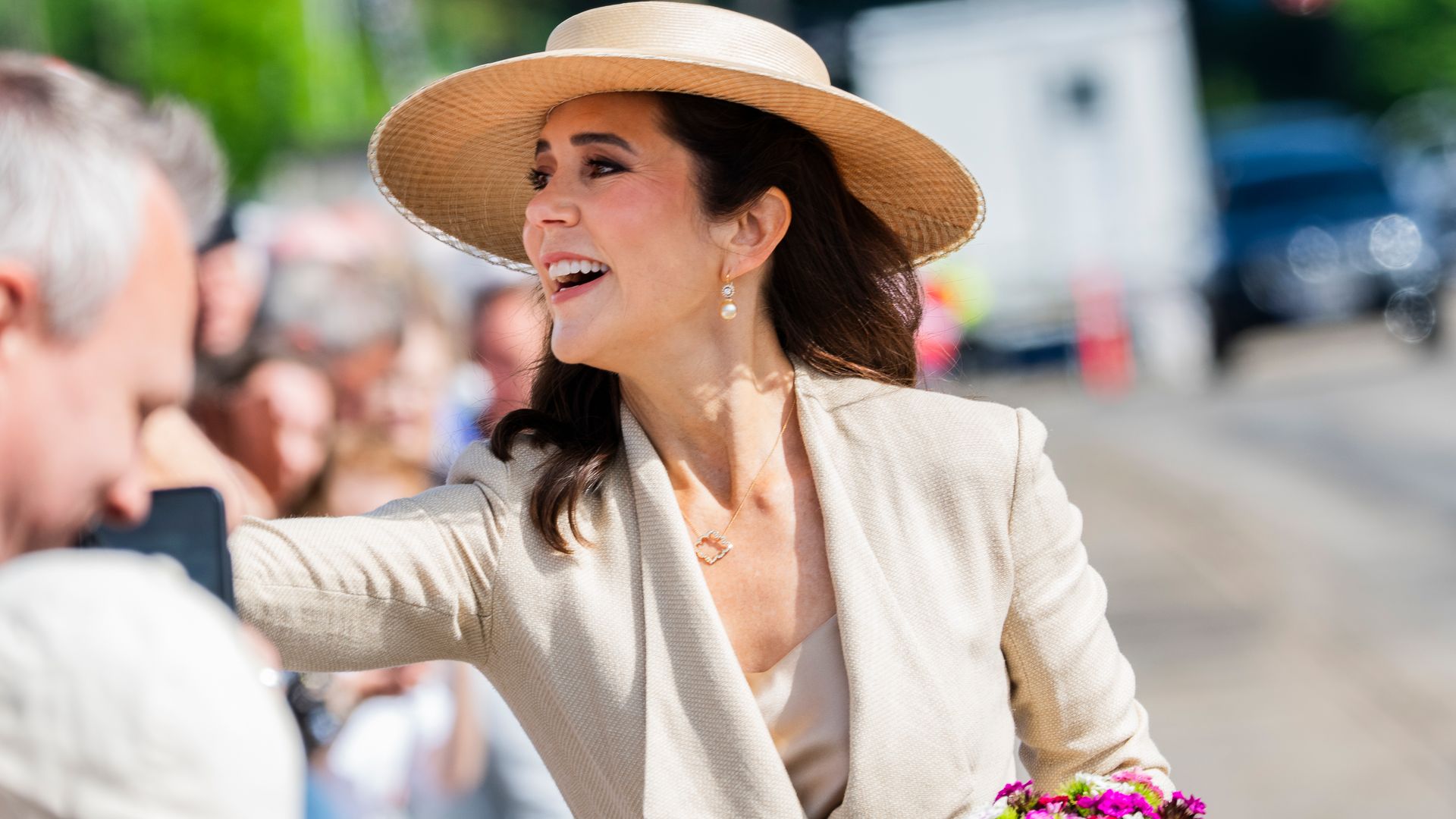 Queen Mary turns a silk scarf and a single rose into the ultimate royal ...