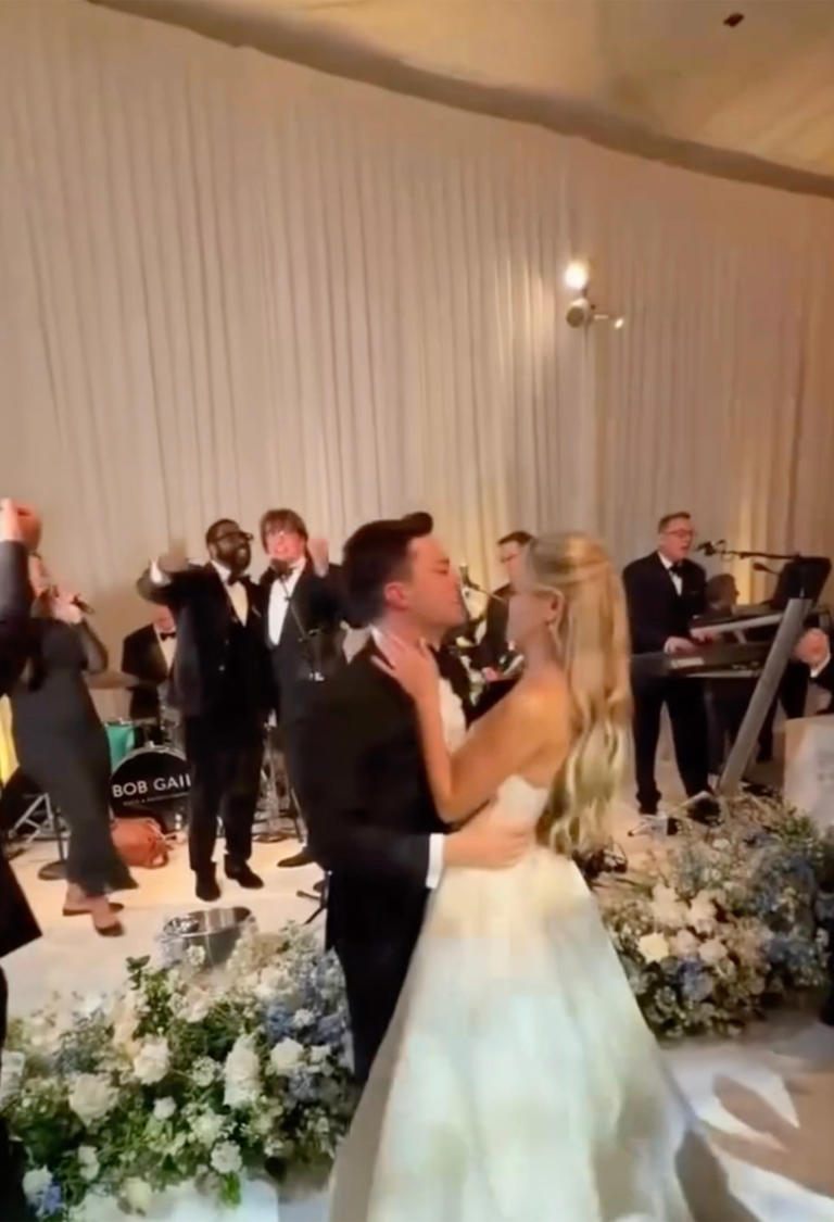 Richie Sambora sings Bon Jovi hit at daughter’s wedding more than a ...