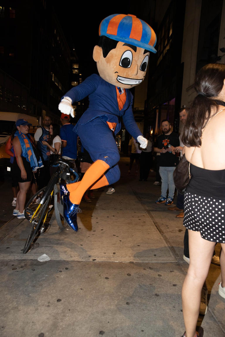 Knicks superfan leads party in NYC streets with knickerbocker costume ...