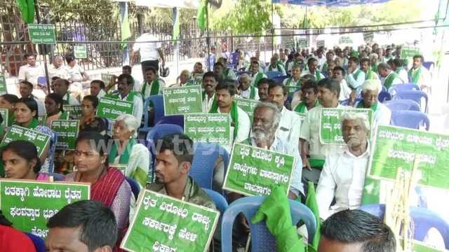 Farmers protest to cause traffic jam on Bengaluru airport road