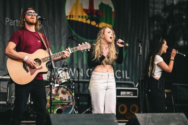 90s American rock band to headline Oxfordshire town's music festival