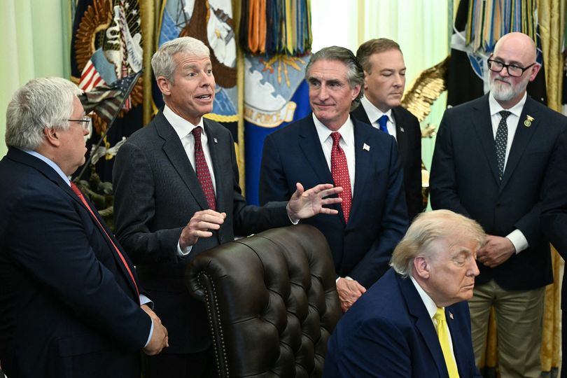 'Droopy' Trump struggles to stay awake during Oval Office meeting days ...