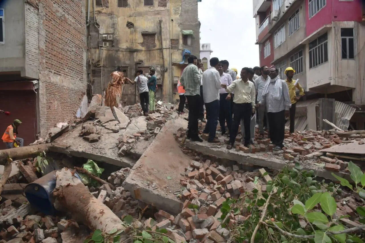 Tilted six-storey building demolished in Jaipur’s Ramganj, family loses ...