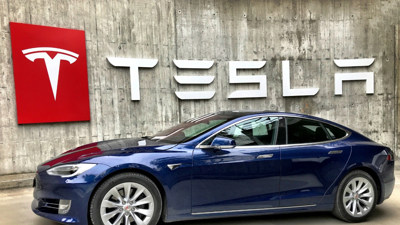 Tesla built 408,000 vehicles this quarter but only delivered 358,023 ...
