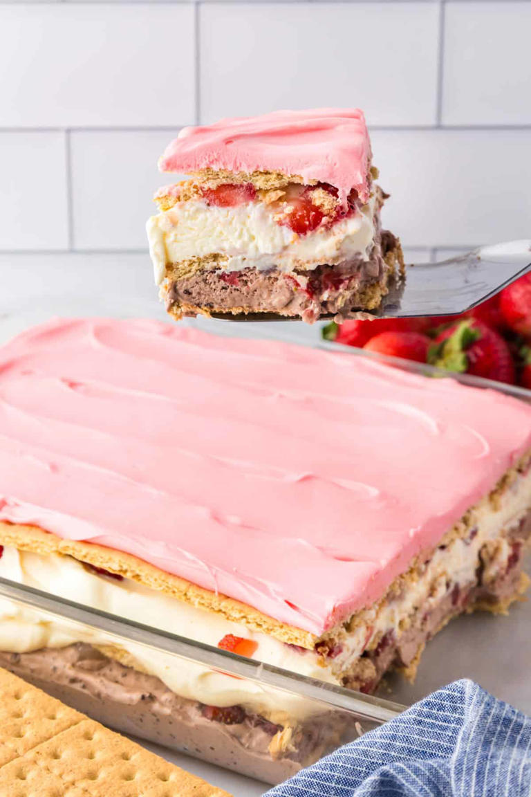 Strawberry chocolate eclair cake (icebox cake)
