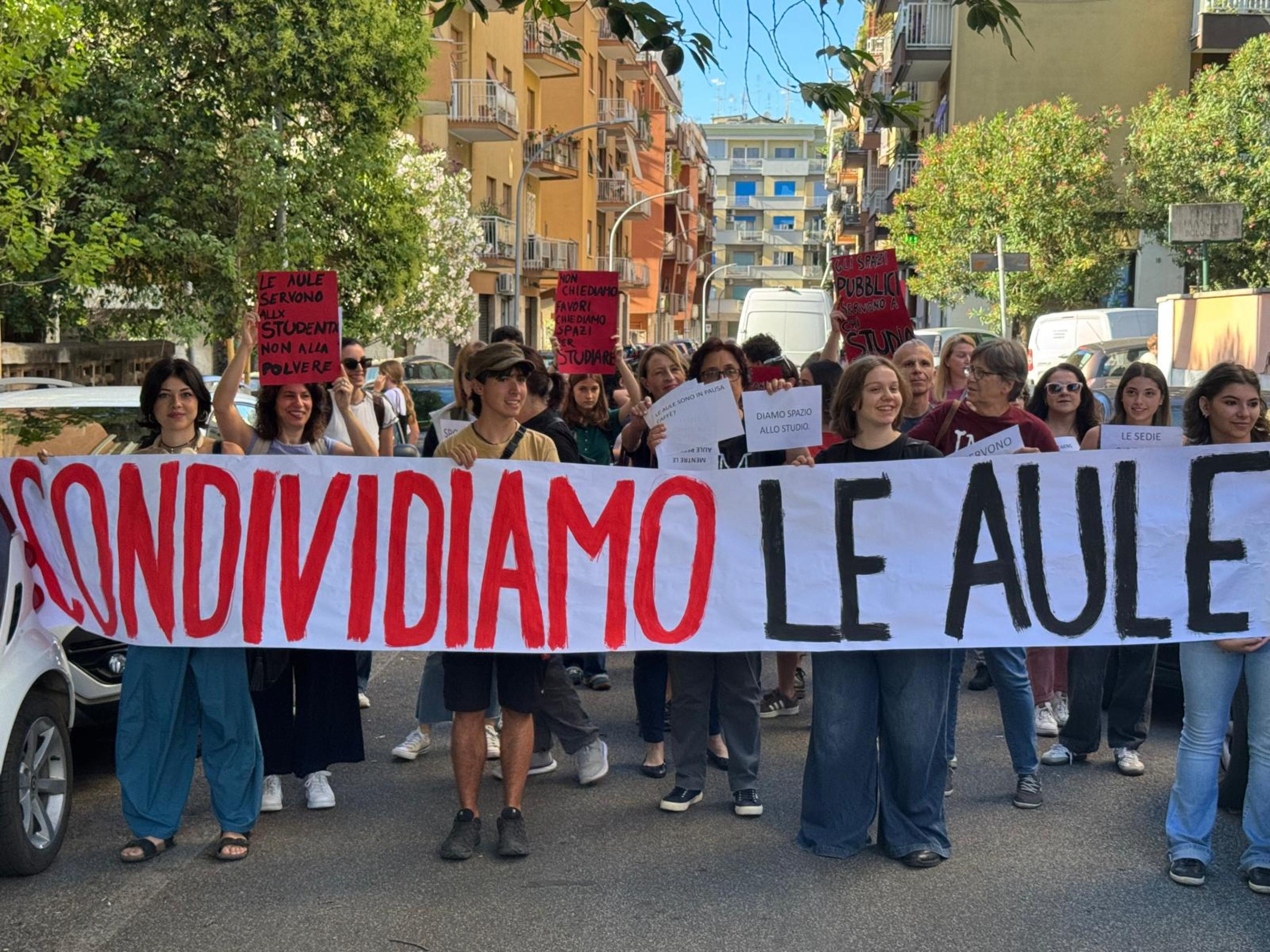 Flashmob di docenti e studenti del Manara 'rinnovare accordo sulle aule'
