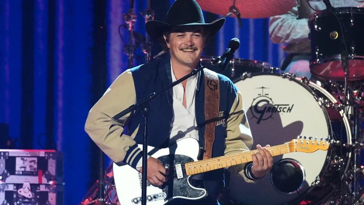 Zach Top bringing 'Cold Beer & Country Music' tour to Corpus Christi ...