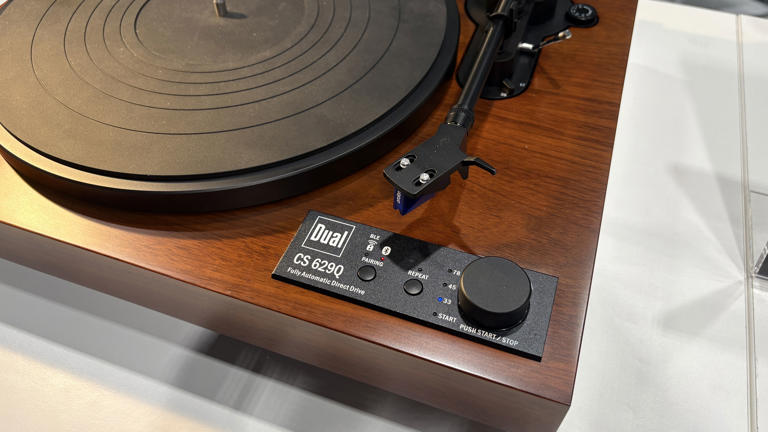 Dual previews CS 629Q, a fully automatic direct drive turntable with ...