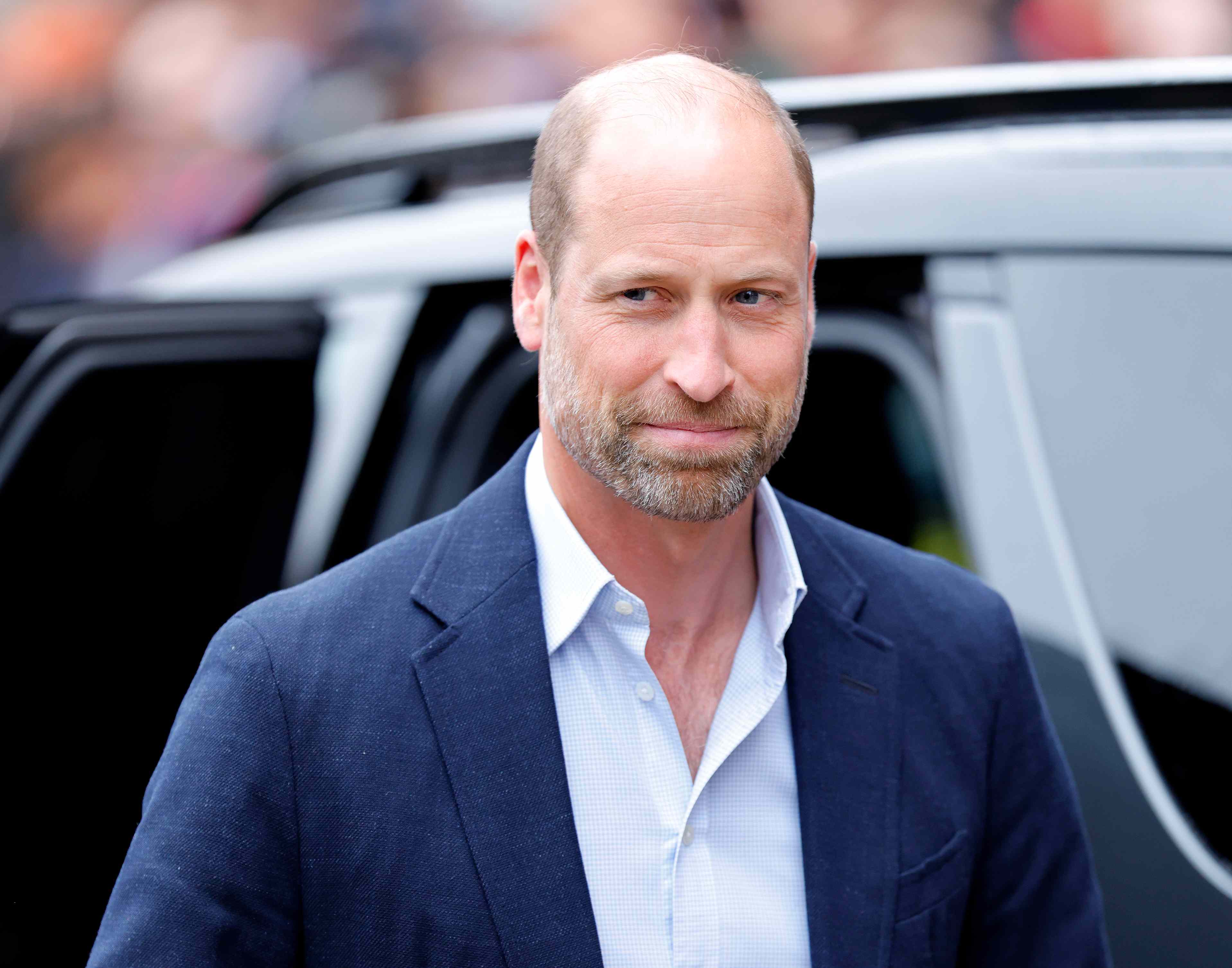 Prince William makes a surprise visit to a local pub and gets behind ...