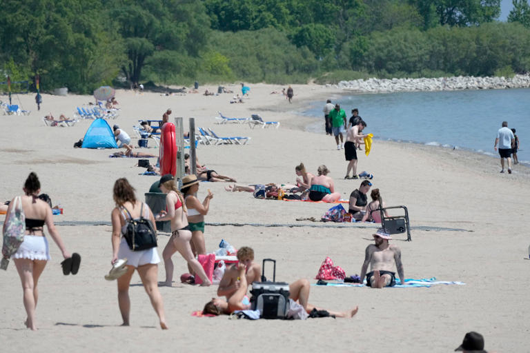Hot temperatures followed by rain will kick off the weekend in Milwaukee