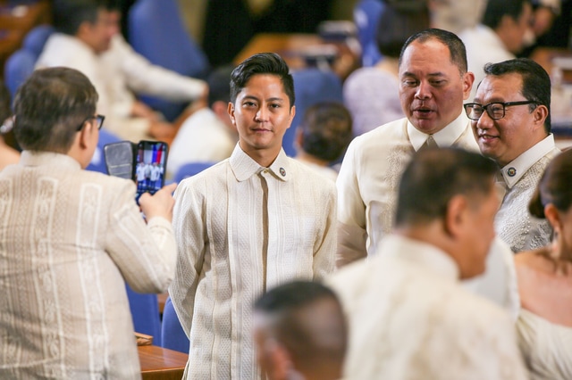 Ex-marines allege presidential son Sandro Marcos received suitcases ...