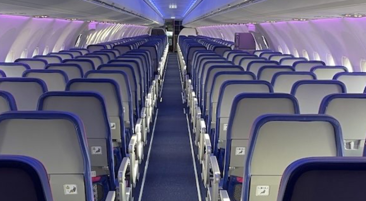 Fuma sigaretta elettronica nel bagno dell'aereo, sanzionata e iscritta ...