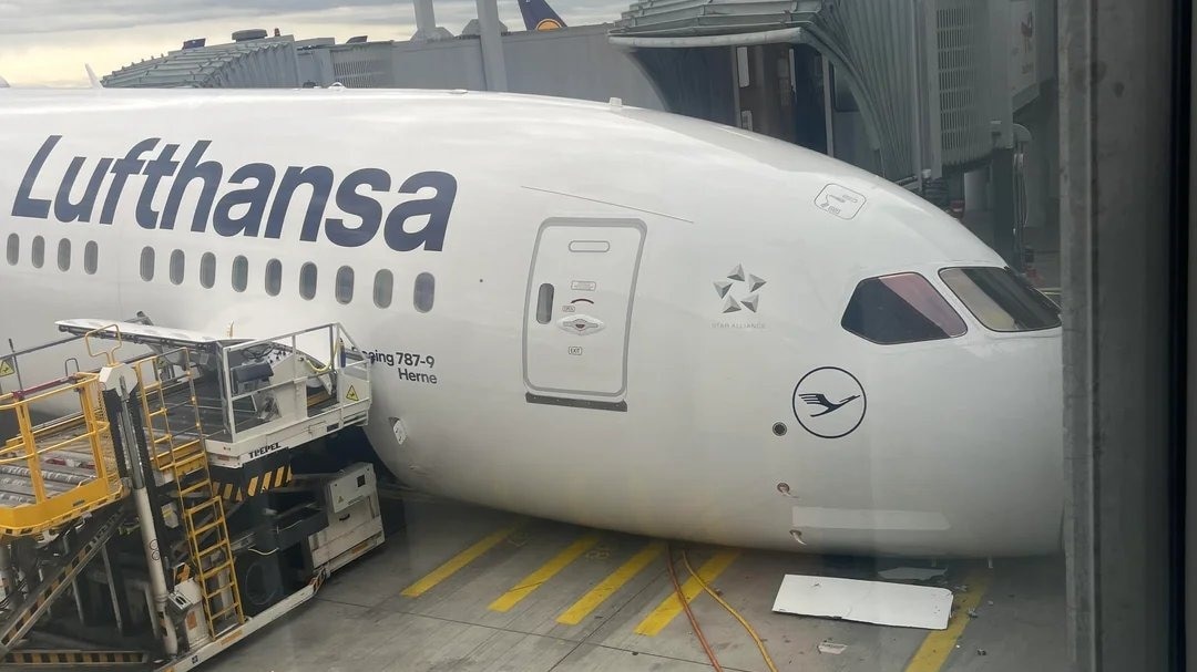 Video: Nose gear of parked Lufthansa jet collapses at Frankfurt airport