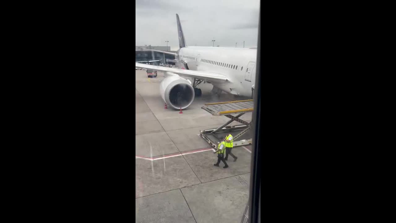 Lufthansa Boeing 787-9 suffers nose gear collapse at Frankfurt Airport ...