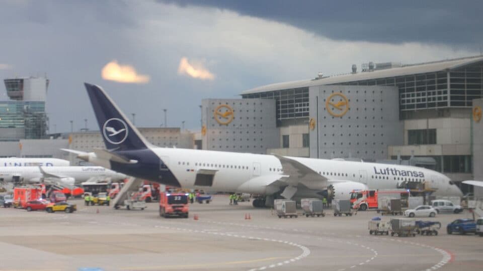 Lufthansa Boeing 787 suffers landing-gear failure at Frankfurt gate ...