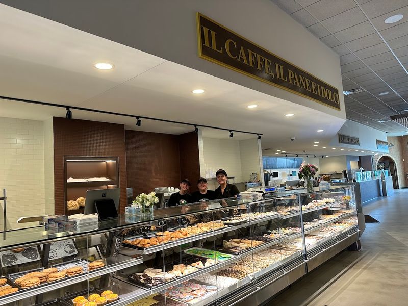 Locals are totally obsessed with the hand-rolled cannoli from this ...