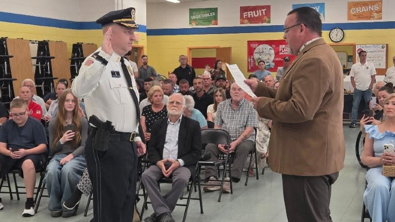 Foster swears in new police chief