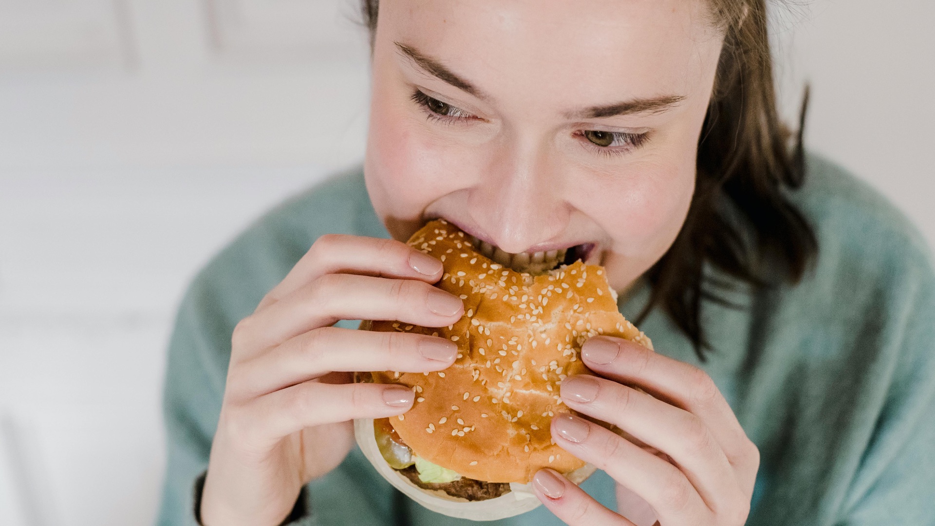 10 things that immediately ruin your appetite & 10 that boost it