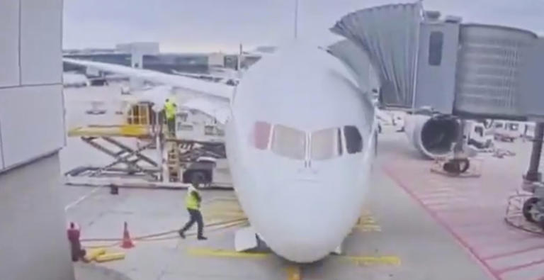 Pronto per il decollo, crolla il carrello del Boeing Lufthansa. Paura ...