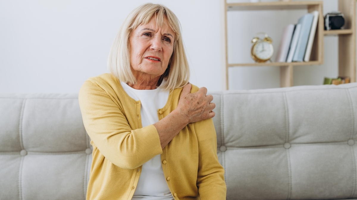 6 sneaky frozen shoulder symptoms that can strike during menopause