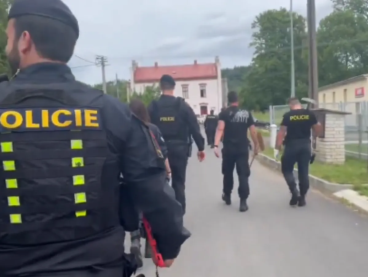 Desítky policistů prohledávají Kynšperk nad Ohří po nálezu části ...