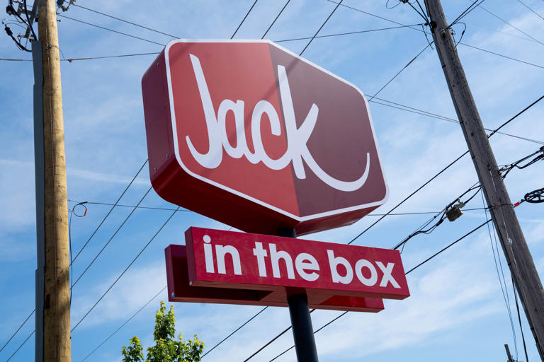 California fast-food chain sets opening date for first Michigan ...