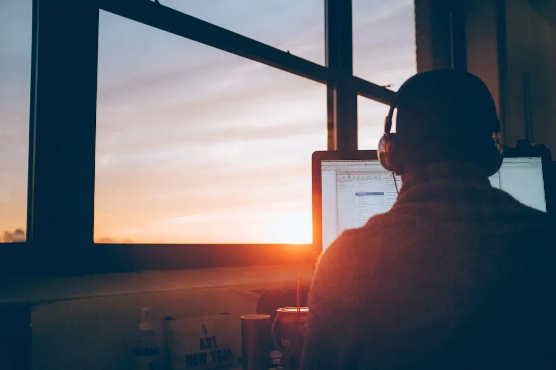 What no one tells you about working while traveling