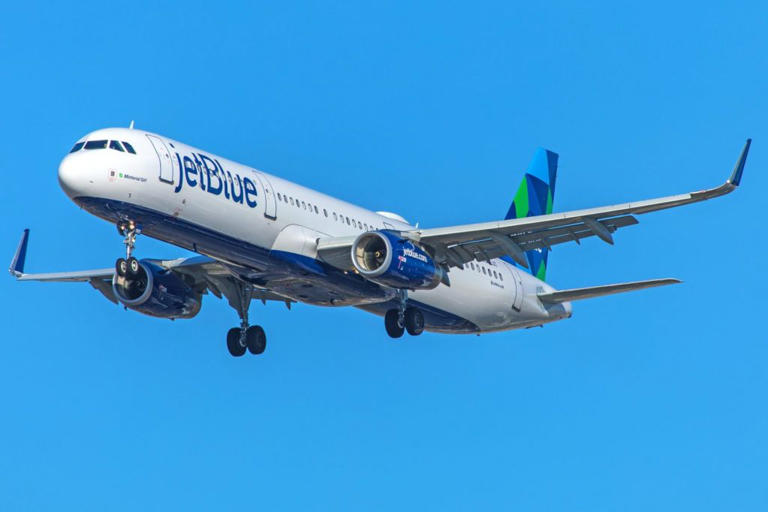 JetBlue flight reports close call with small aircraft
