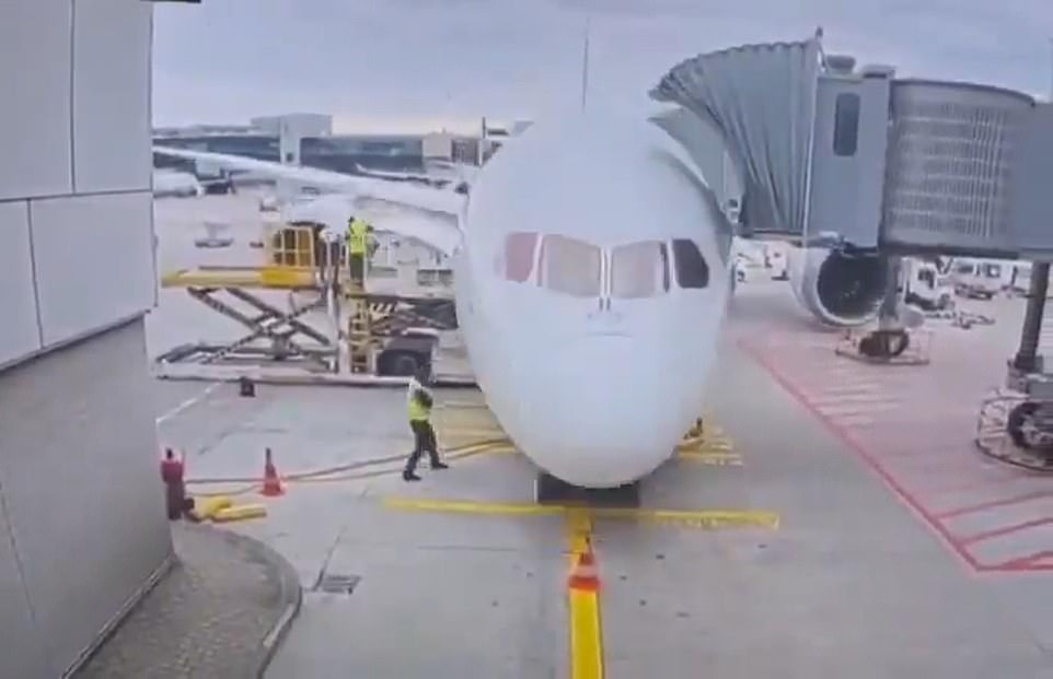 Boeing 787 collapses at German airport