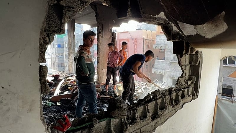 Les habitants de Gaza constatent les destructions après un raid ...