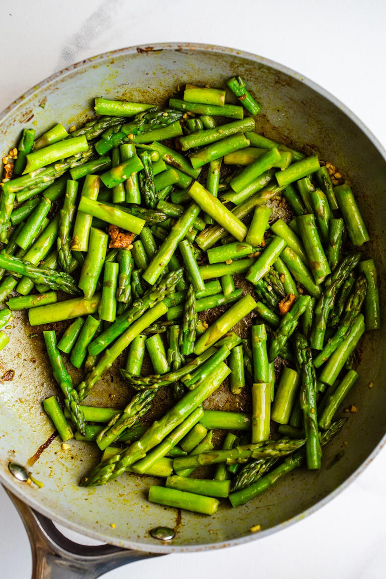 Turmeric black pepper chicken with asparagus