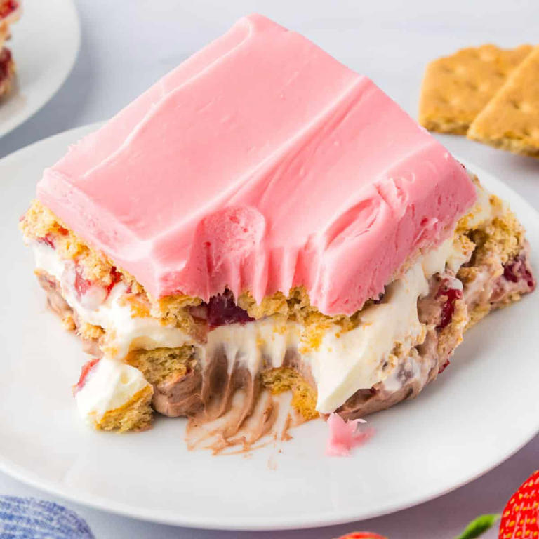 Strawberry chocolate eclair cake (icebox cake)