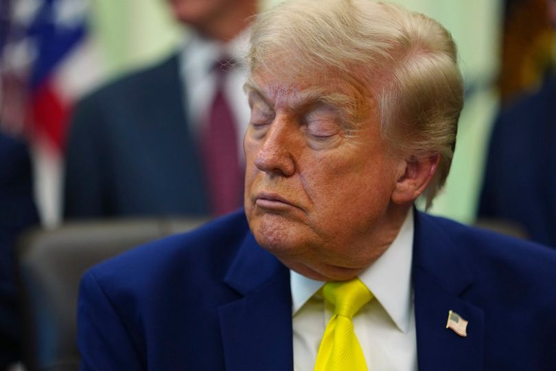 'Droopy' Trump struggles to stay awake during Oval Office meeting days ...