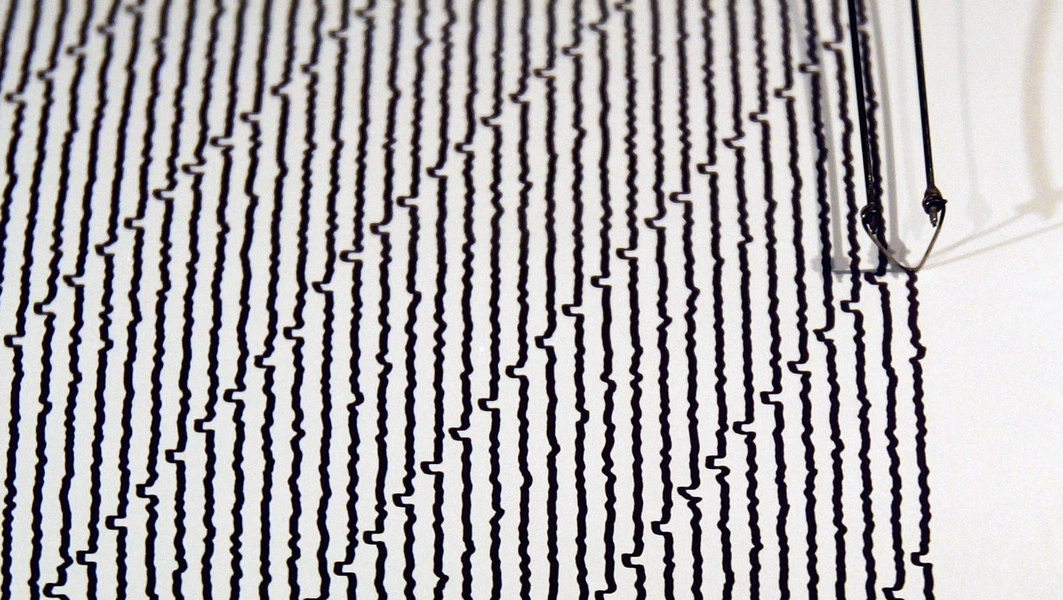 Global map of rare deep mantle quakes challenges seismic models