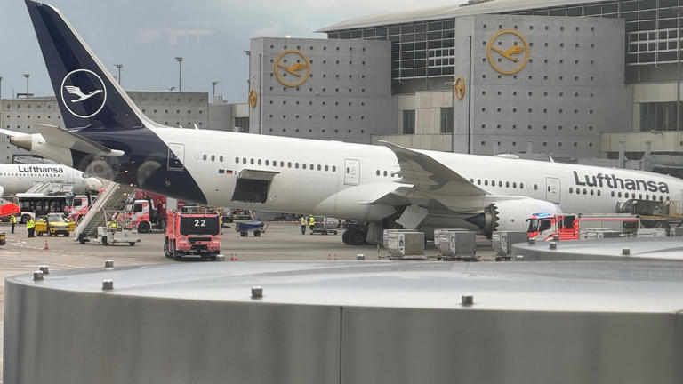 Lufthansa employees injured after Boeing 787’s nose landing gear ...