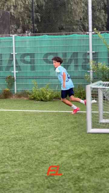 Jeune joueur de football en pleine séance sur le terrain