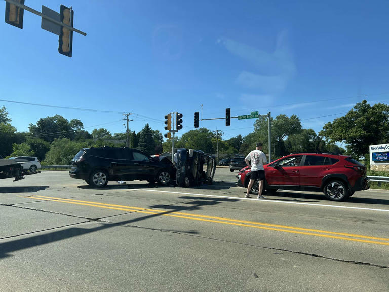 Rollover crash at Spring Brook and Mulford roads in Rockford halts traffic