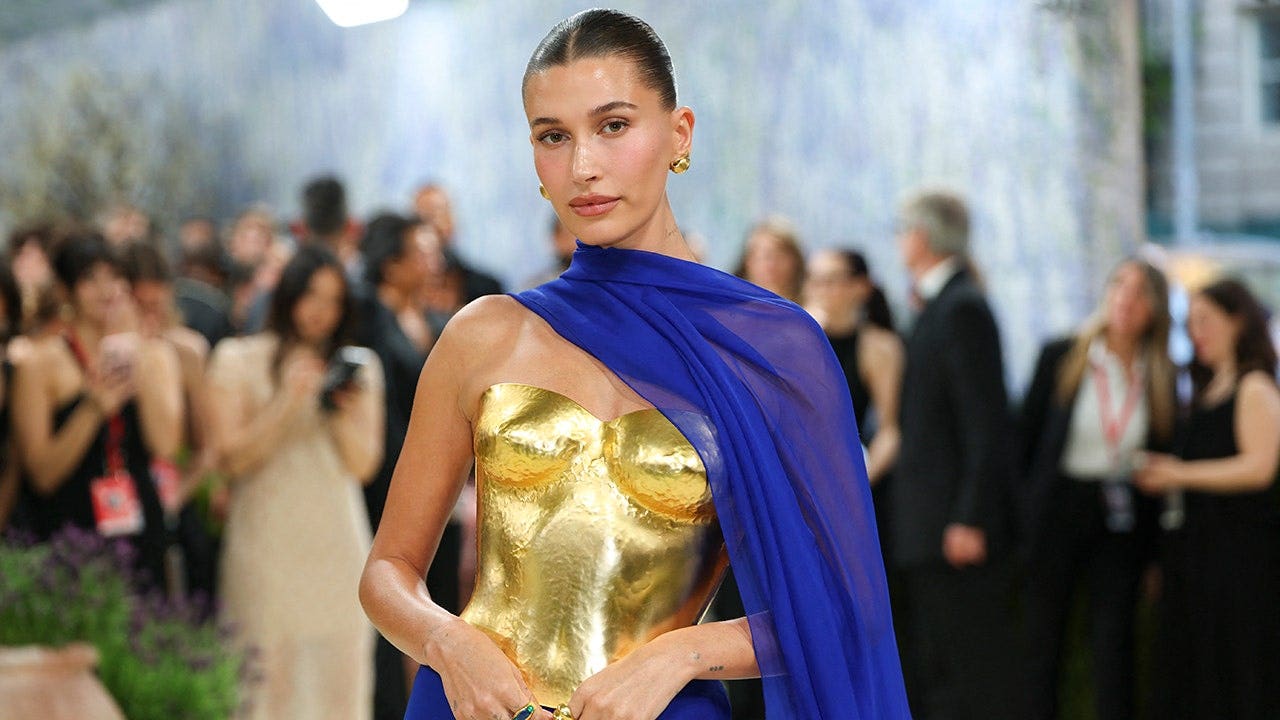 Hailey Bieber shows off toned abs in behind-the-scenes photos from new ...