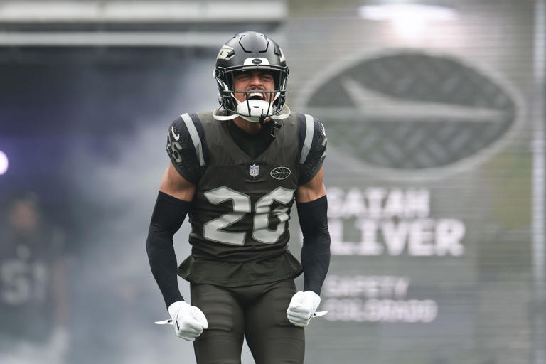 Arizona Cardinals sign safety Isaiah Oliver