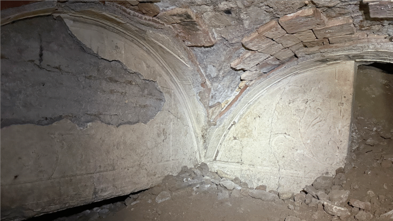 Italian teenagers discover 1,800-year-old Roman luxury house underneath ...