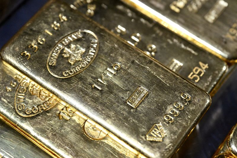 Gold heads for weekly loss on fading Middle East peace hopes