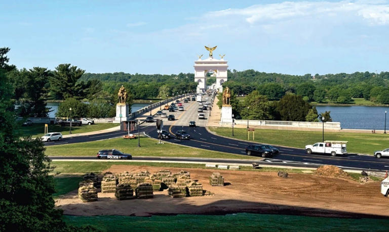 Trump's arch construction to run 20 hours a day for 2 to 3 years ...