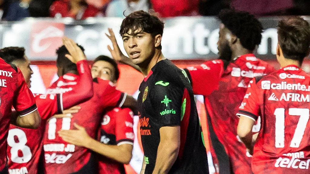 Se cae la llegada de Denzell García a Chivas mientras el Rebaño se ...