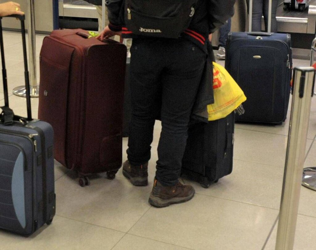 Il senatore Menia e il diverbio con la coppia gay a Fiumicino: "Siate ...