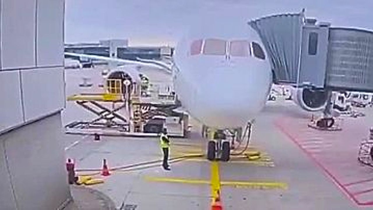 Lufthansa Boeing 787 nose gear collapses at gate in Frankfurt Airport