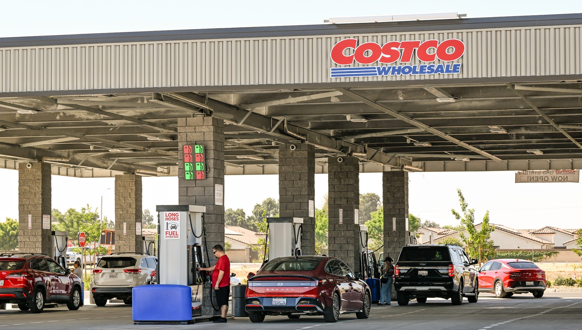 Average price of gas per gallon continues to fall across United States