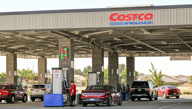 Average price of gas per gallon continues to fall across United States