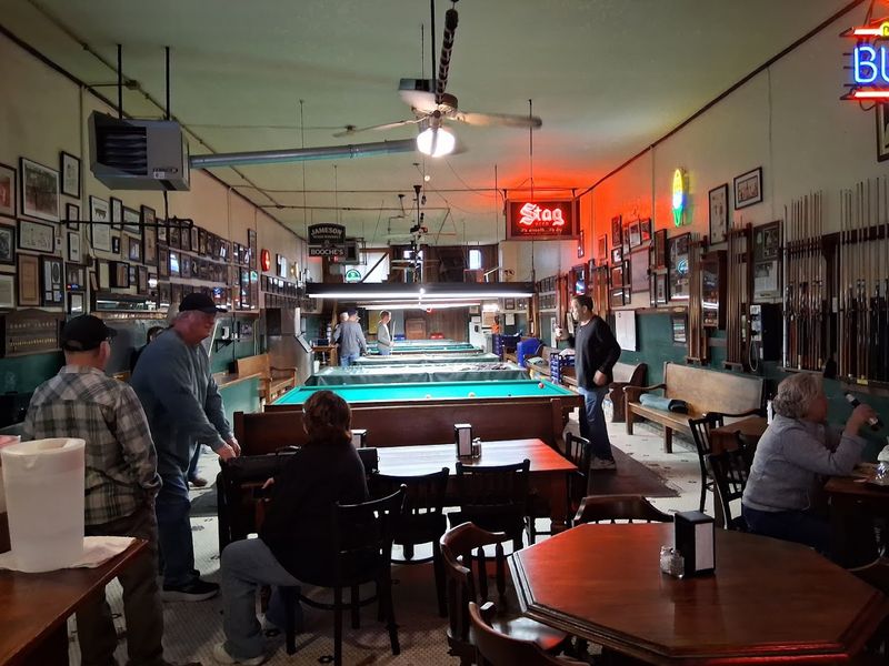 This 140-year-old Missouri pool hall refuses to use plates for their ...
