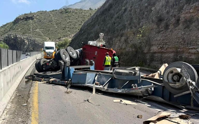 Tráiler se queda sin frenos y provoca accidente en carretera Los Chorros